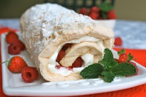 Roulé meringue, chantilly et fraises – Gâteaux & Délices