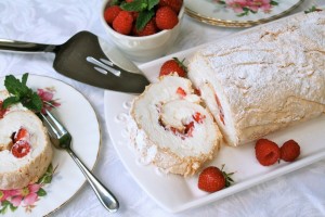 Roulé meringue, chantilly et fraises – Gâteaux & Délices