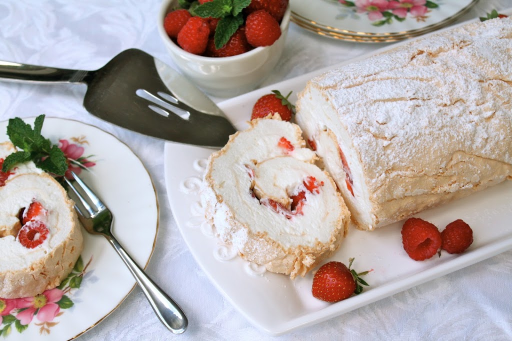 Roulé meringue, chantilly et fraises – Gâteaux & Délices