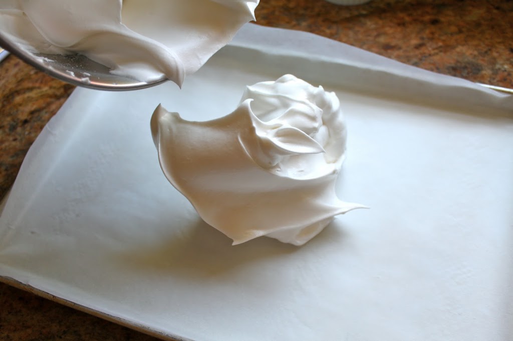 Roulé meringue, chantilly et fruits – Gâteaux & Délices