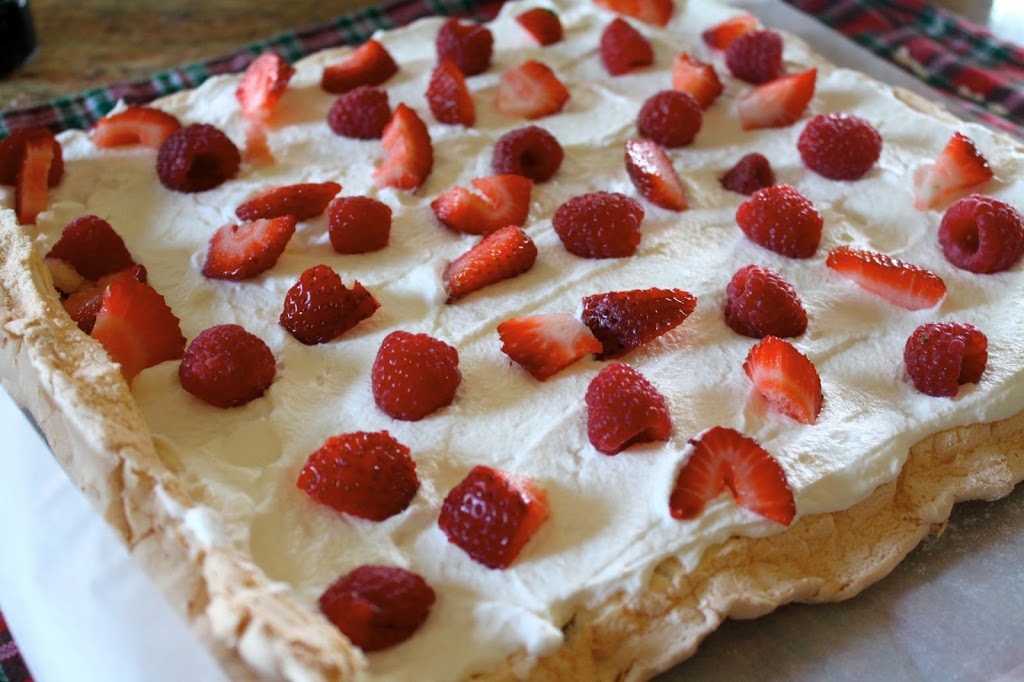Roulé meringue, chantilly et fraises – Gâteaux & Délices