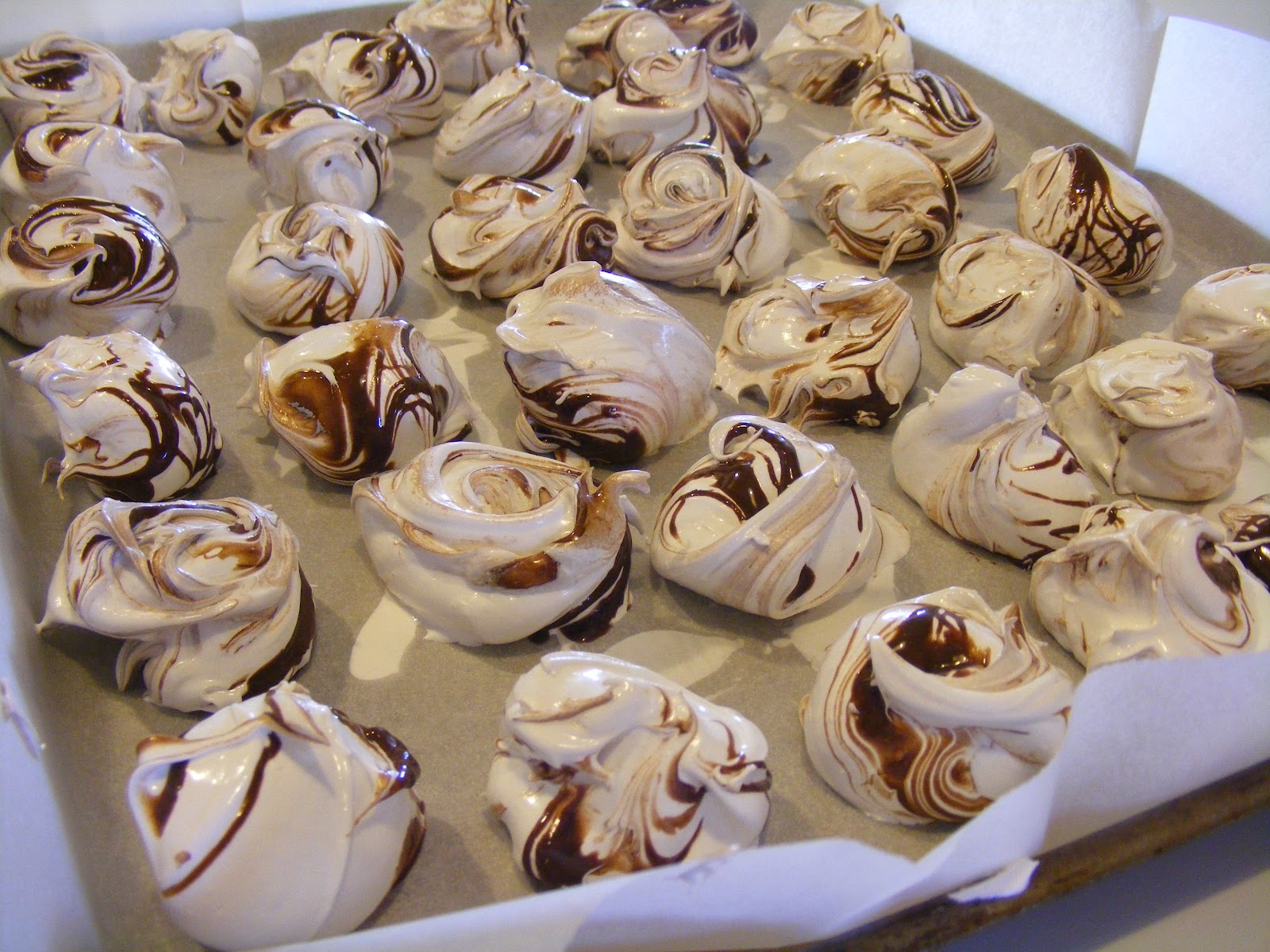 Meringues Marbrées au Chocolat – Gâteaux & Délices