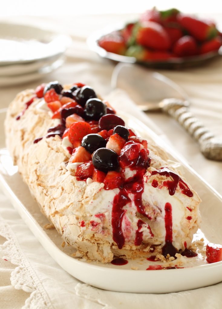 Roulé meringue, chantilly et fruits – Gâteaux & Délices