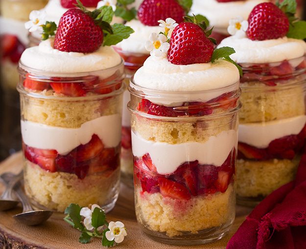 Verrines de fraises et crème mascarpone – Gâteaux & Délices